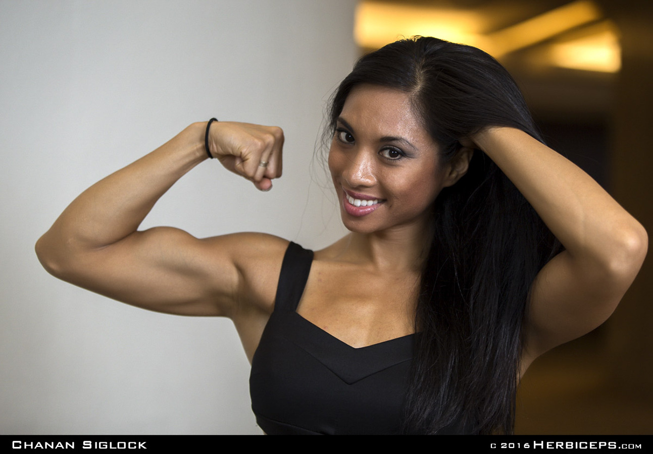Female Muscle Videos and Photos - HerBiceps