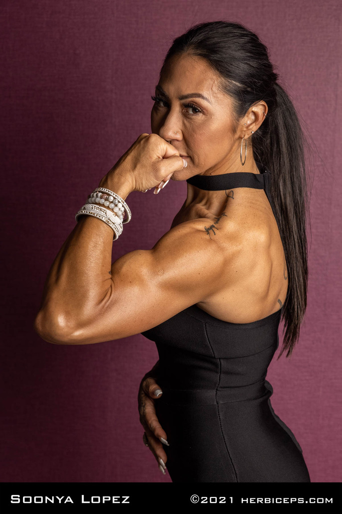 Dressed to Flex - Female Muscle Pictures - HerBiceps+