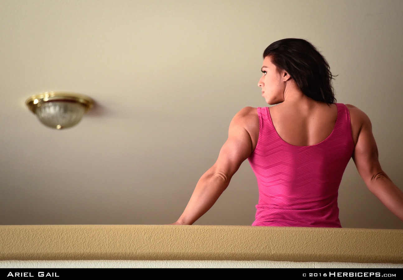 Female Muscle Videos and Photos - HerBiceps