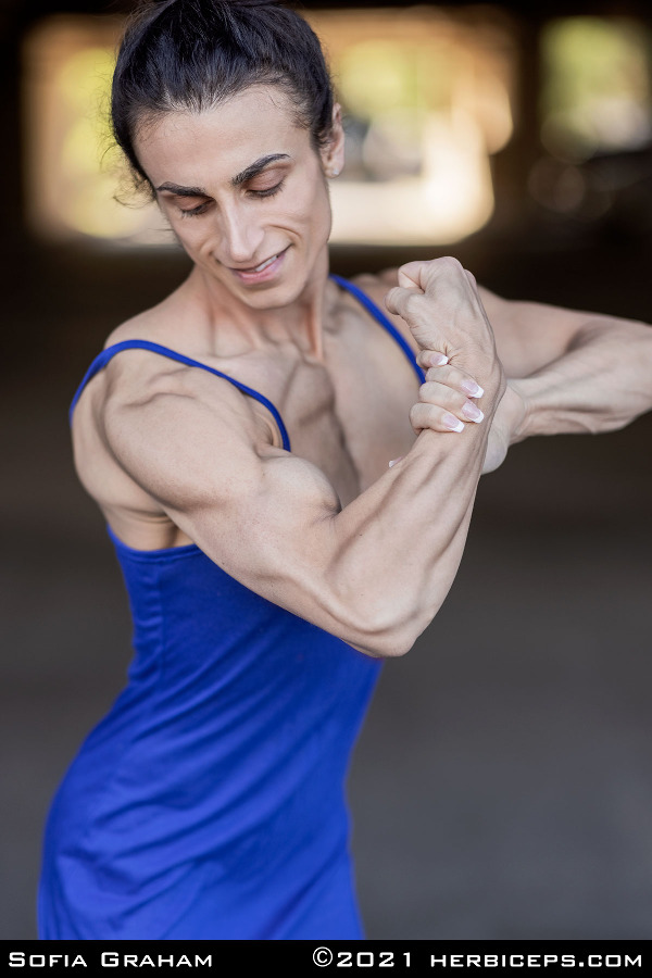 Female Muscle Videos and Photos - HerBiceps